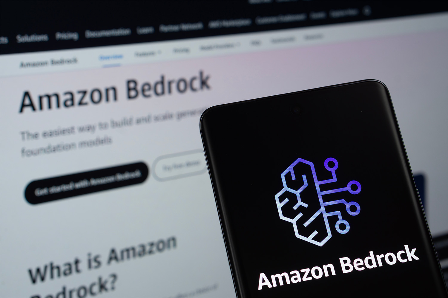 Amazon Bedrockとは？料金・使い方・活用事例を初心者向けに徹底解説